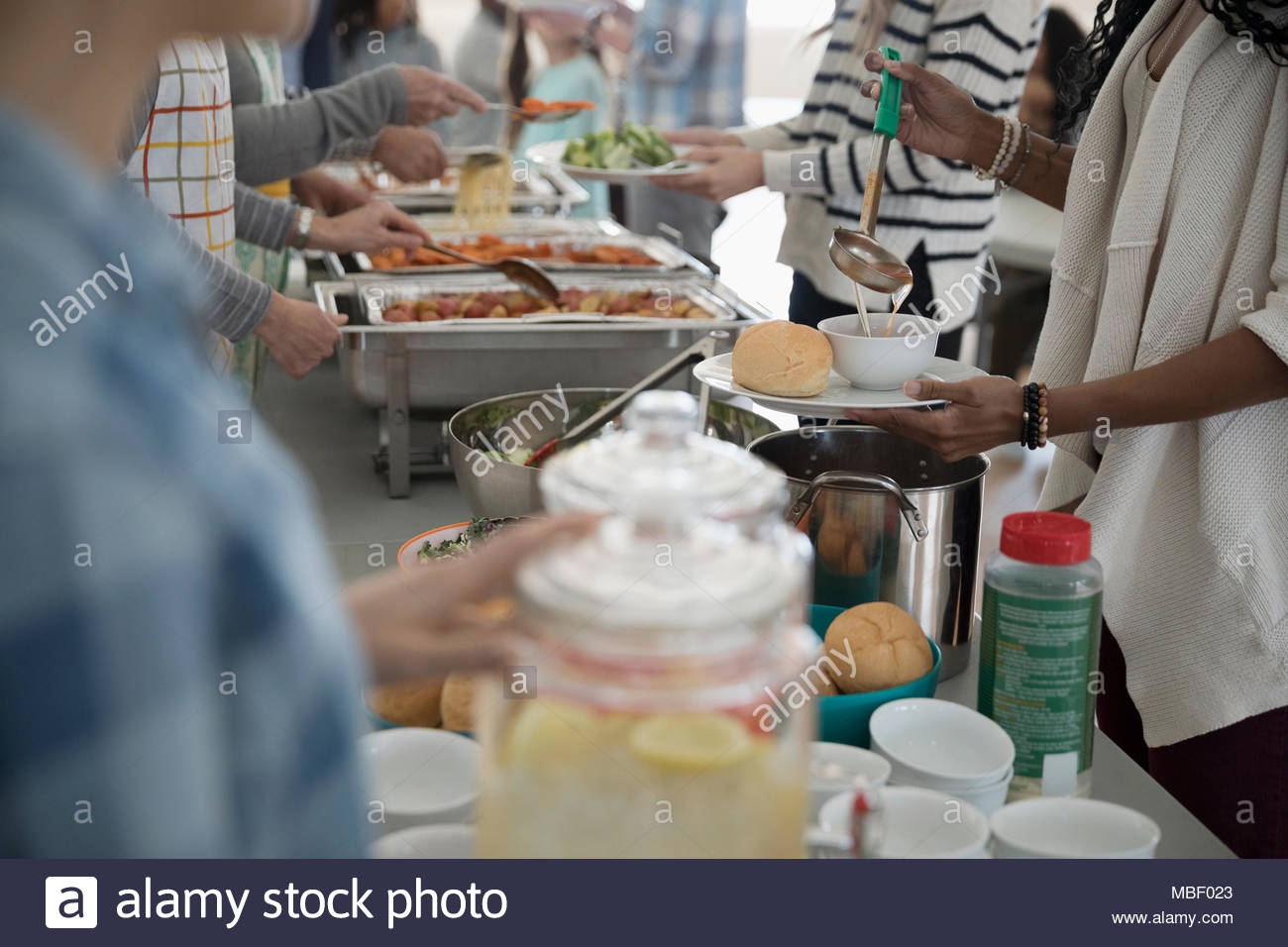 Kitchen lunch volunteer serving hi-res stock photography and images - Alamy