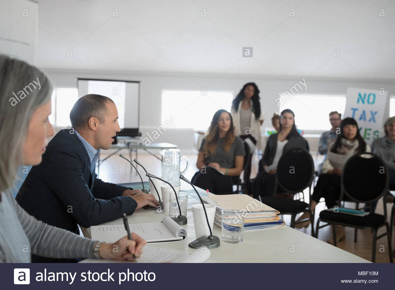 Black speaker town hall meeting hi-res stock photography and images - Alamy