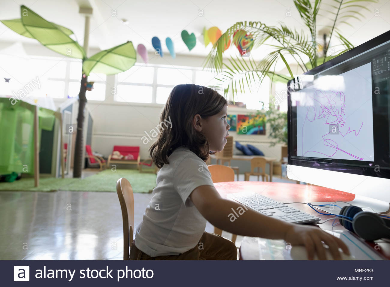 Student drawing classroom hi-res stock photography and images - Alamy