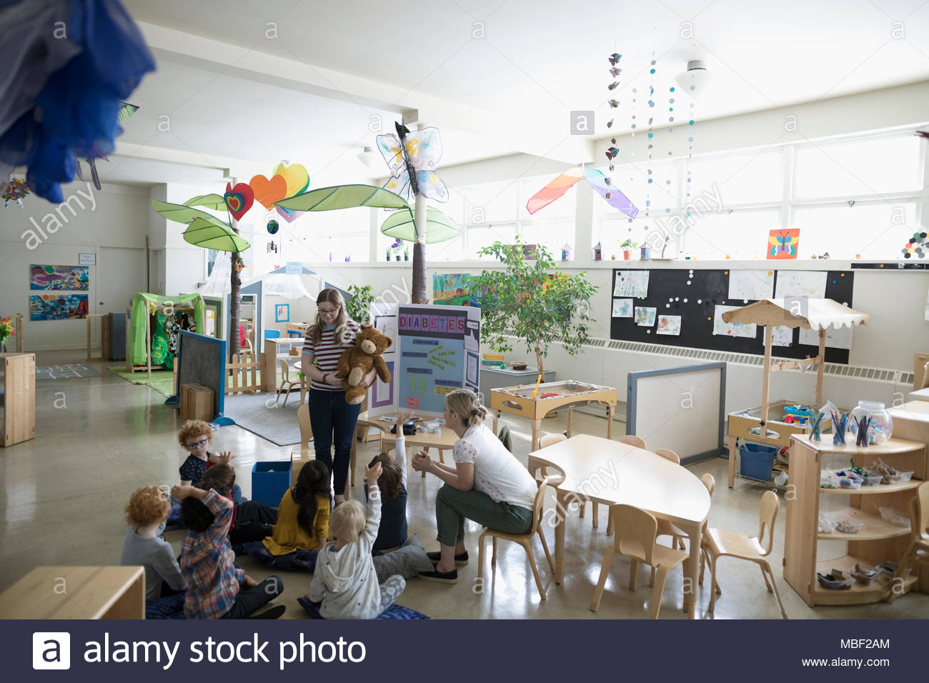 Girl presentation standing school hi-res stock photography and images ...