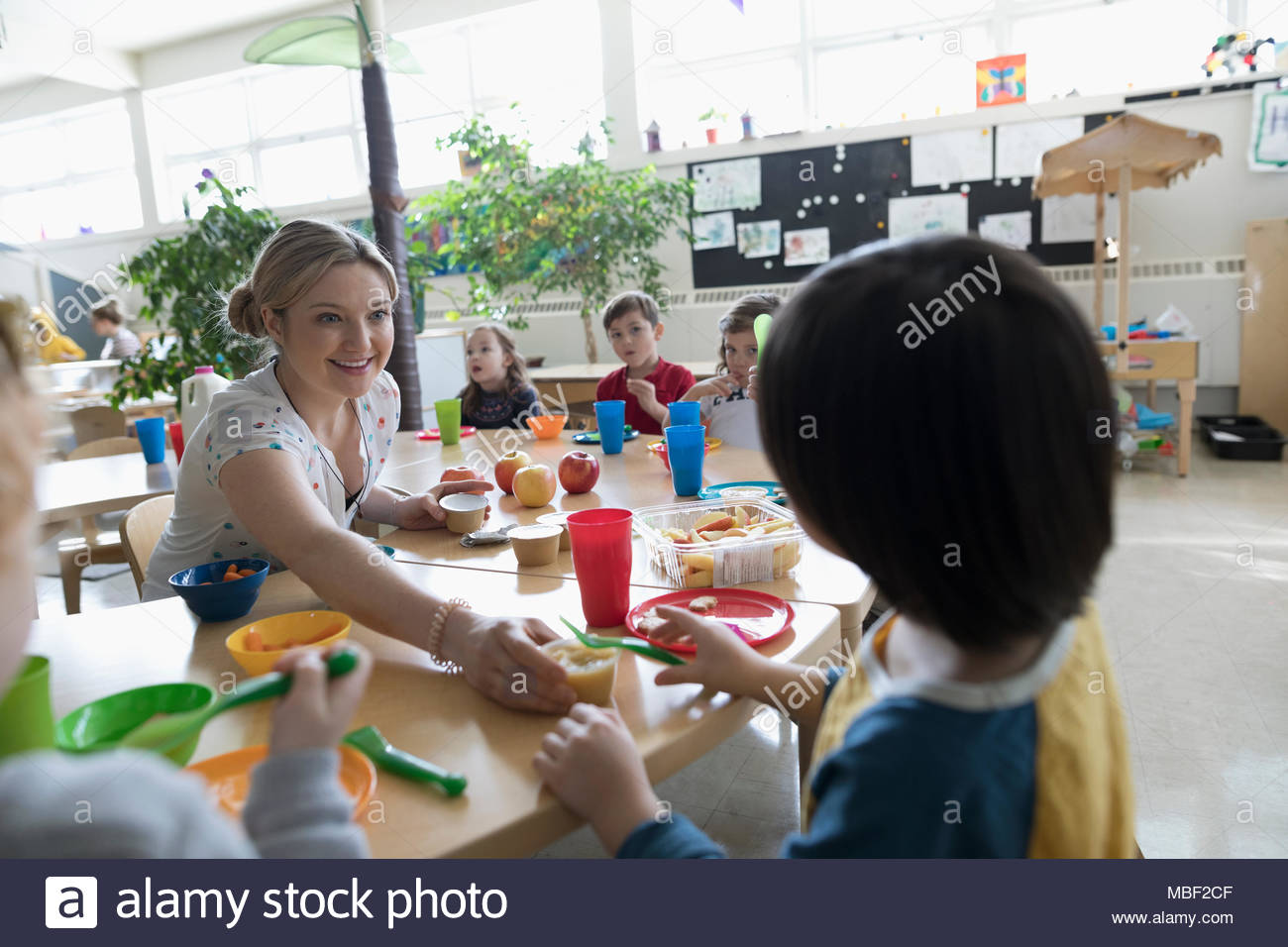Multi race classroom hi-res stock photography and images - Alamy