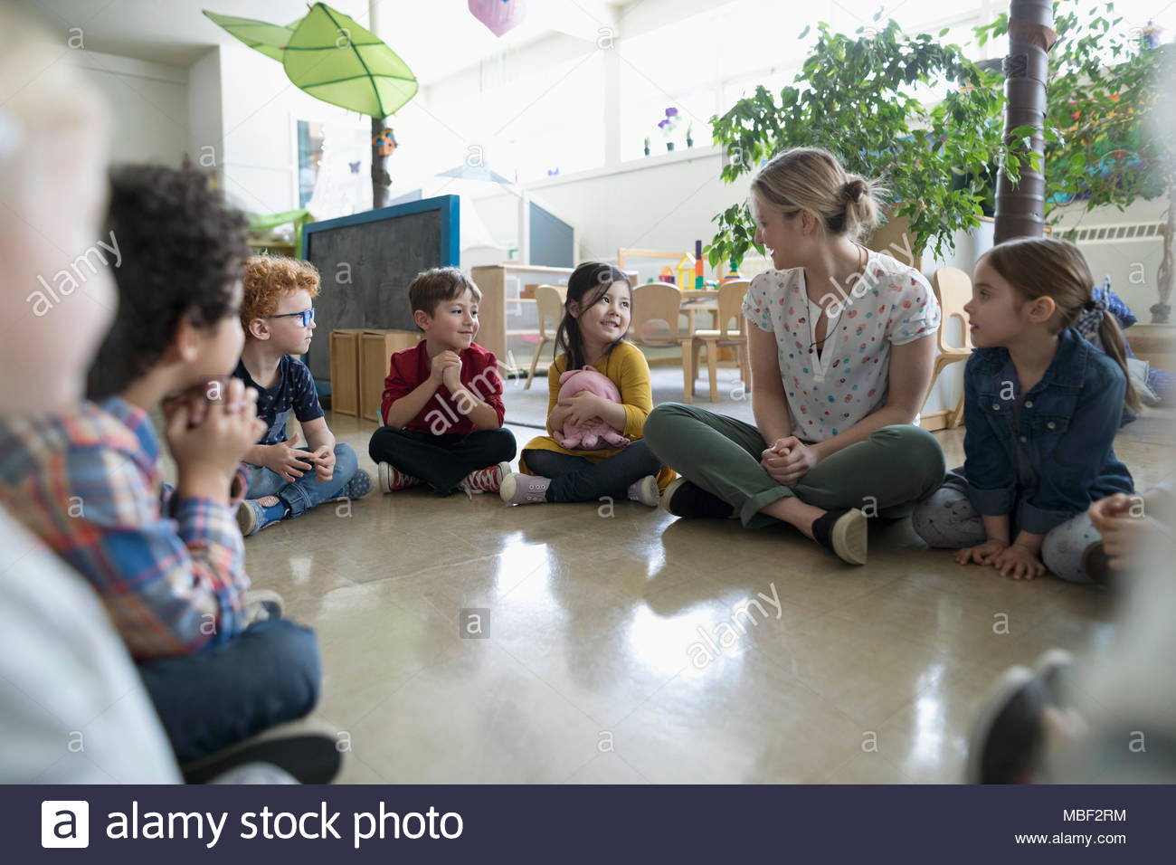 Elementary students floor sitting hi-res stock photography and images ...