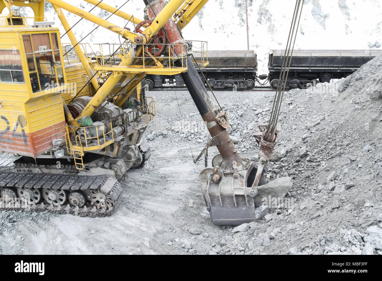 Loading ore into the railway cars in the quarry Stock Photo - Alamy