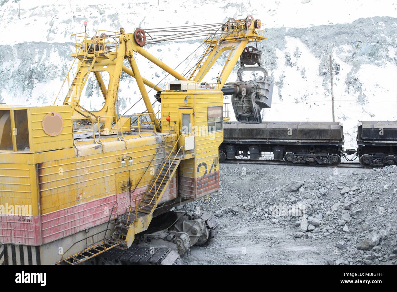 Loading ore into the railway cars in the quarry Stock Photo - Alamy