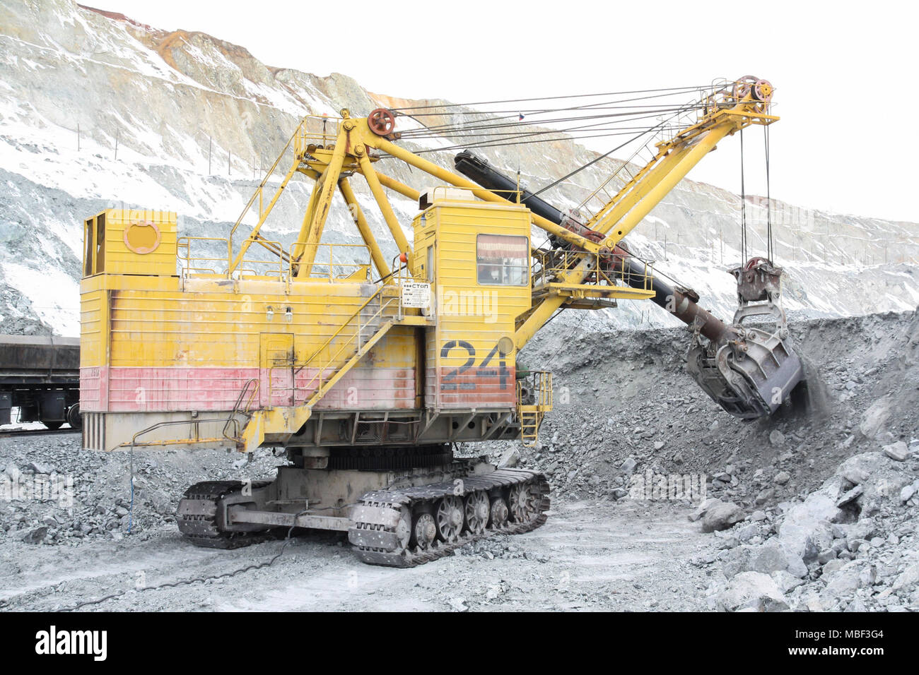 Loading ore into the railway cars in the quarry Stock Photo - Alamy