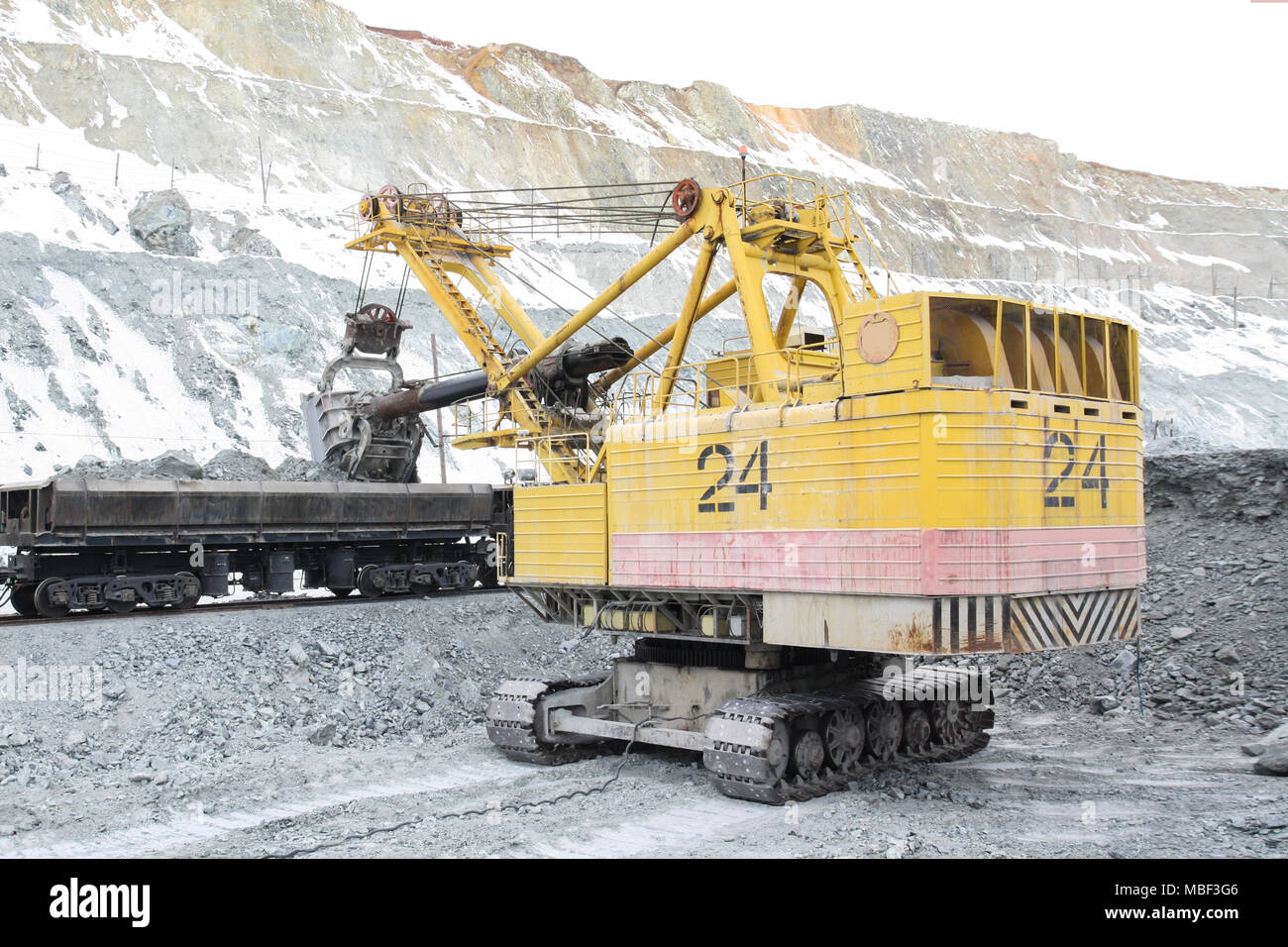 Loading ore into the railway cars in the quarry Stock Photo - Alamy