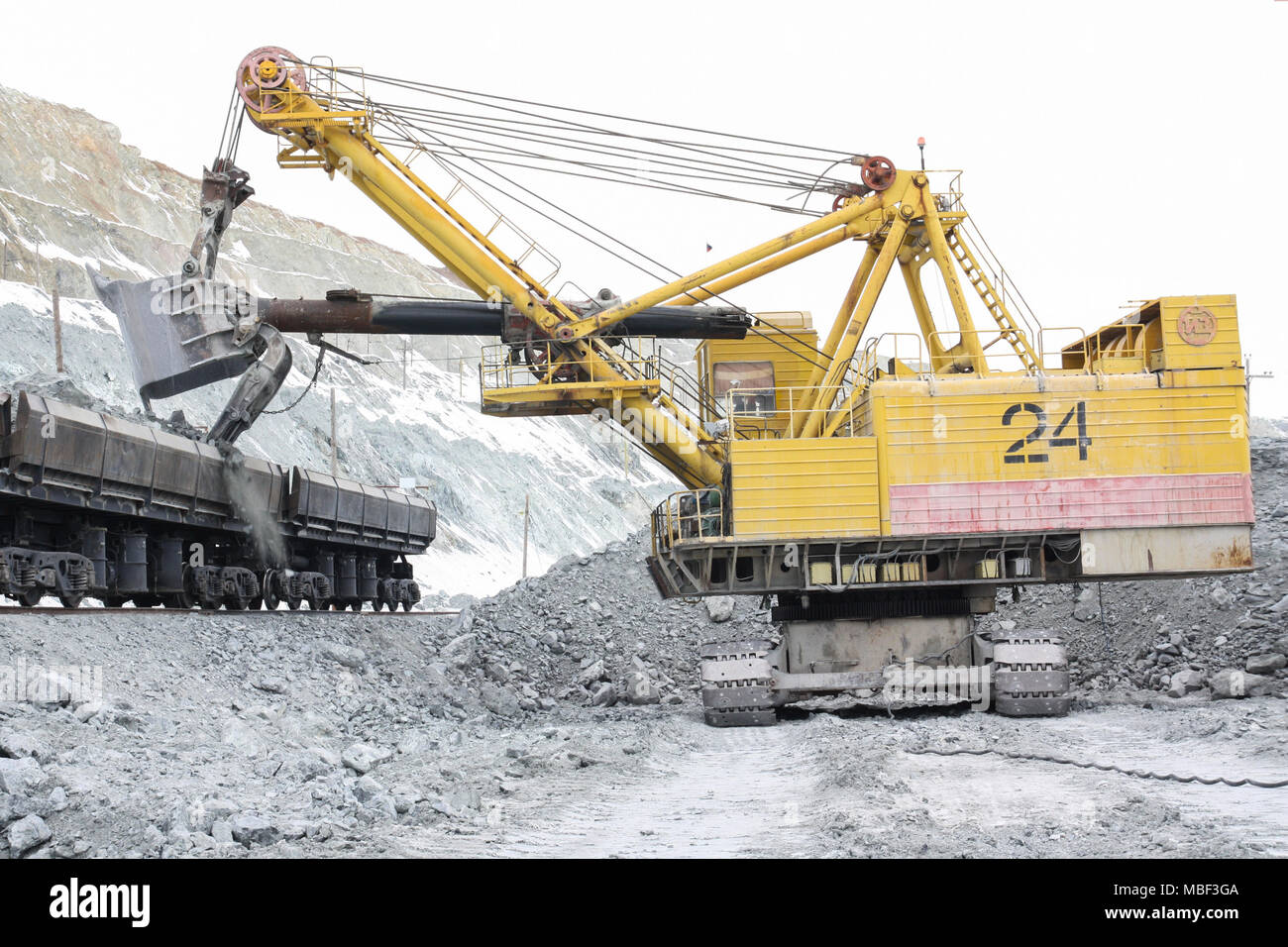 Loading ore into the railway cars in the quarry Stock Photo - Alamy