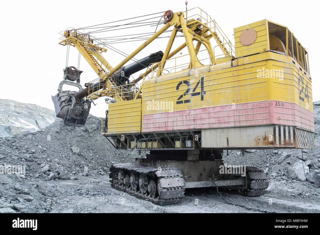 Loading ore into the railway cars in the quarry Stock Photo - Alamy