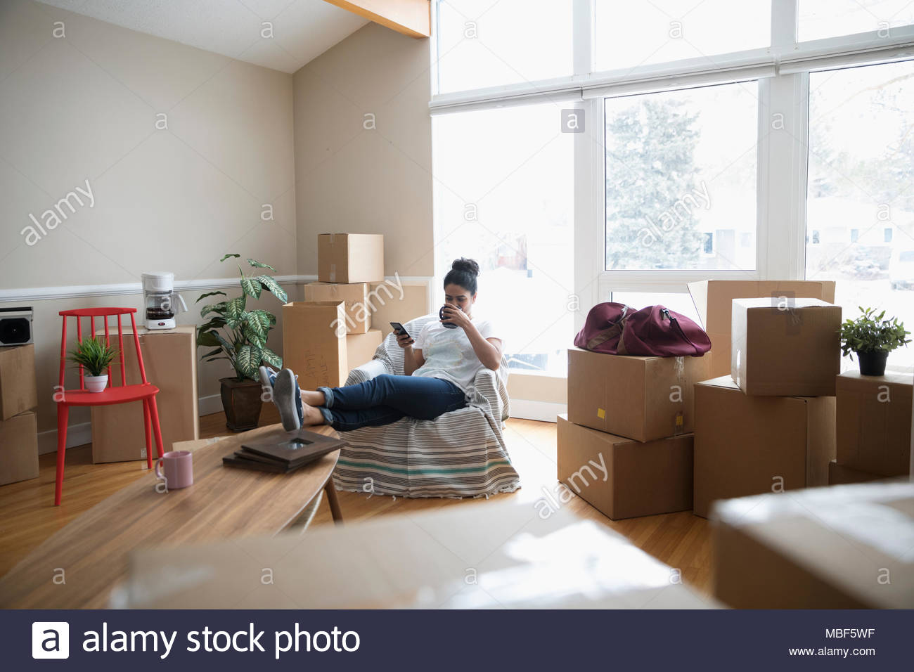 Black woman feet hi-res stock photography and images - Alamy