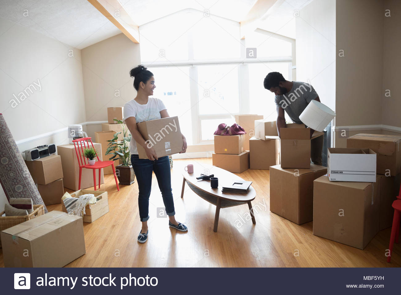 Couple packing cardboard boxes hi-res stock photography and images - Alamy