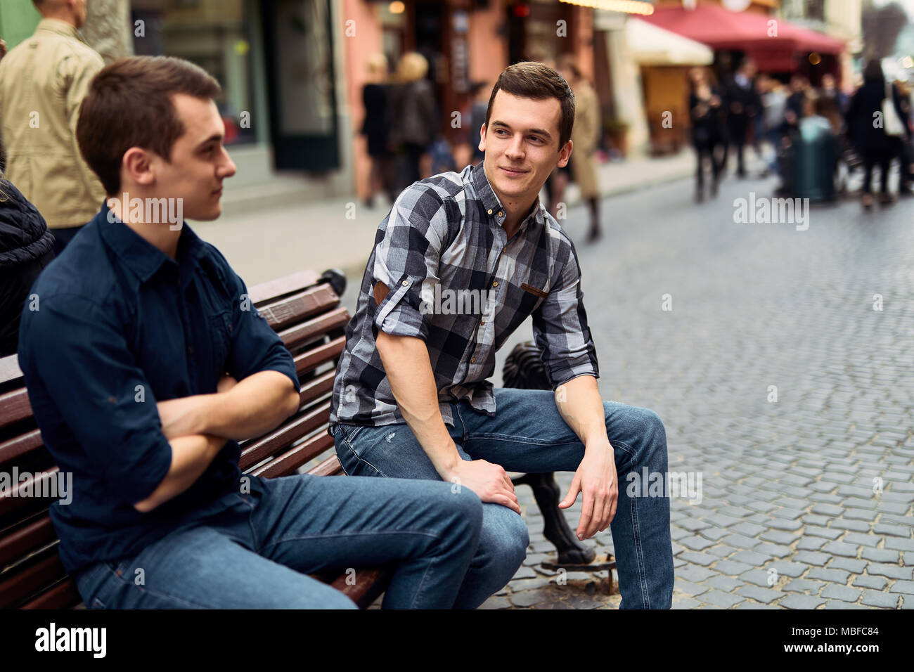 Two men talking on park bench hi-res stock photography and images - Alamy