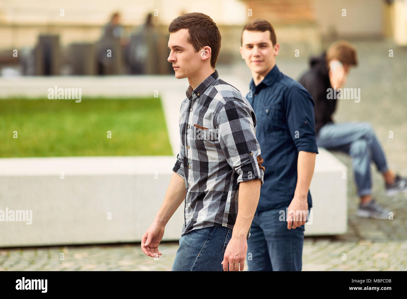 Two people crossing road silhouette hi-res stock photography and images ...