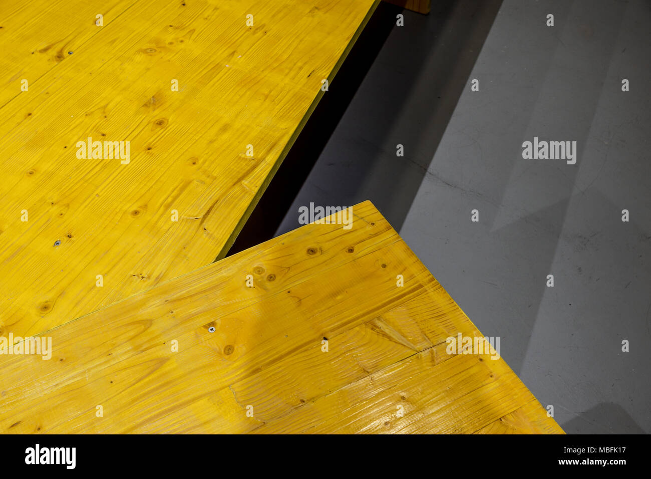 Yellow background table top hi-res stock photography and images - Alamy