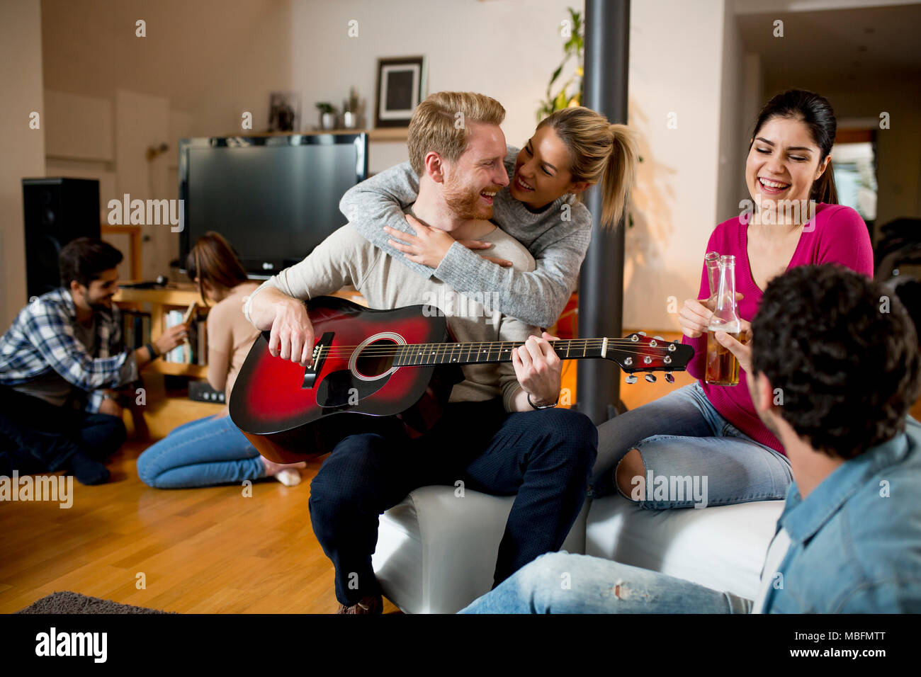 Friends playing guitar hi-res stock photography and images - Alamy
