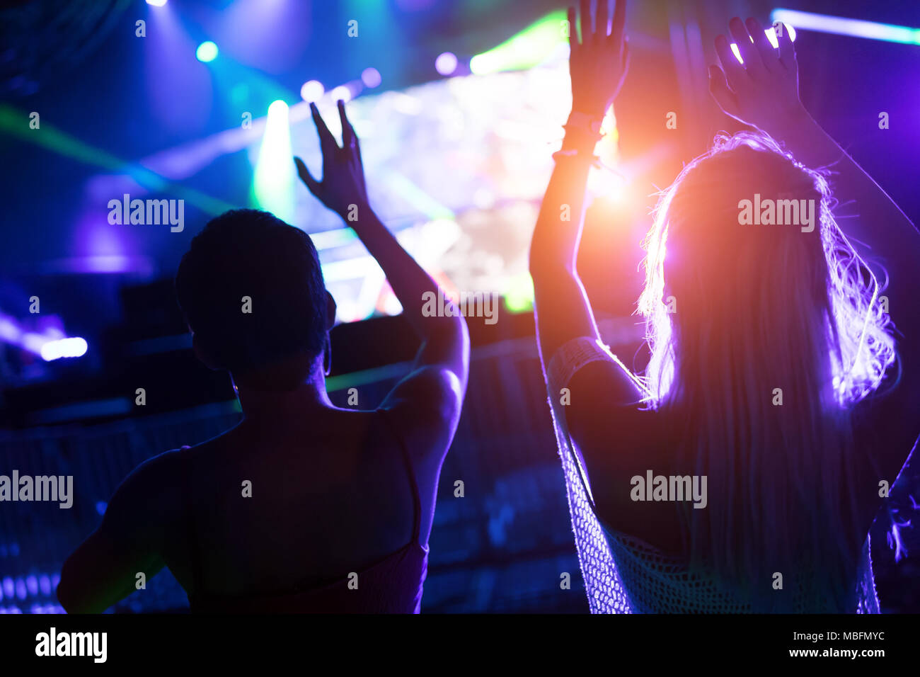 Young people dancing night disco hi-res stock photography and images ...