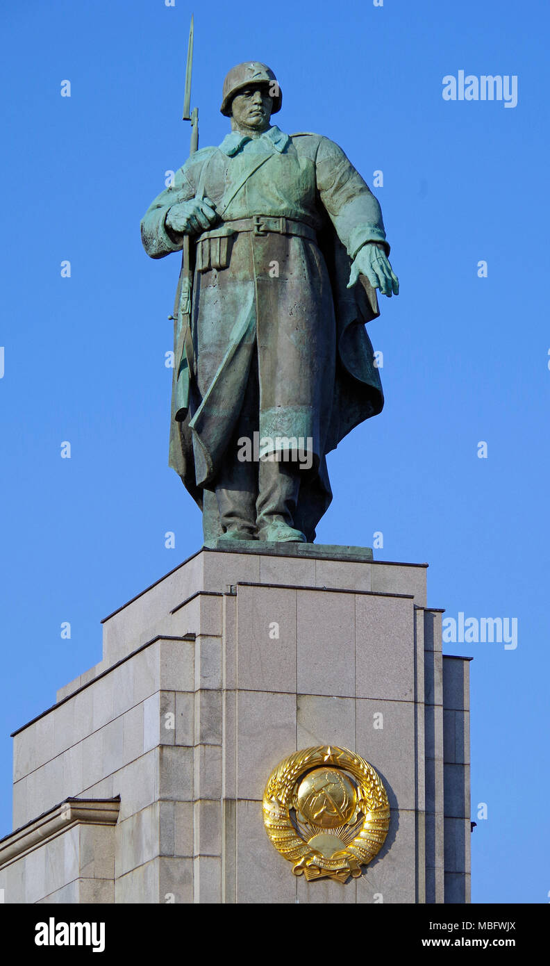Brandenburg gate 1945 hi-res stock photography and images - Alamy