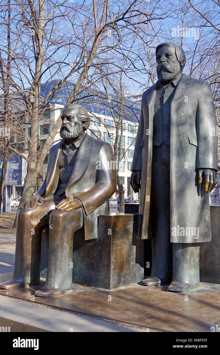 Estatua De Karl Marx E Friedrich Engels Karl Marx And Friedrich Engels
