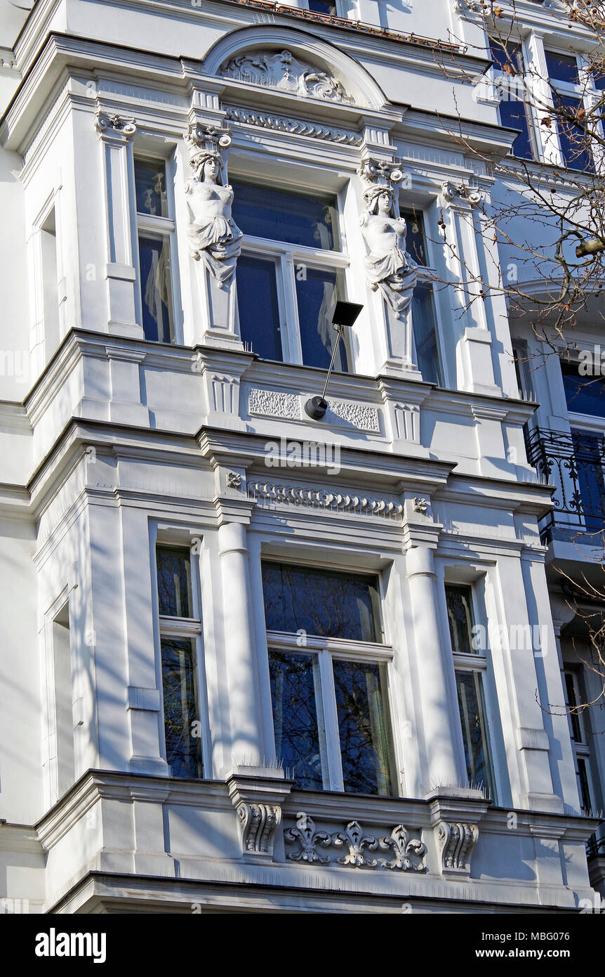 Two storey bay window hi-res stock photography and images - Alamy