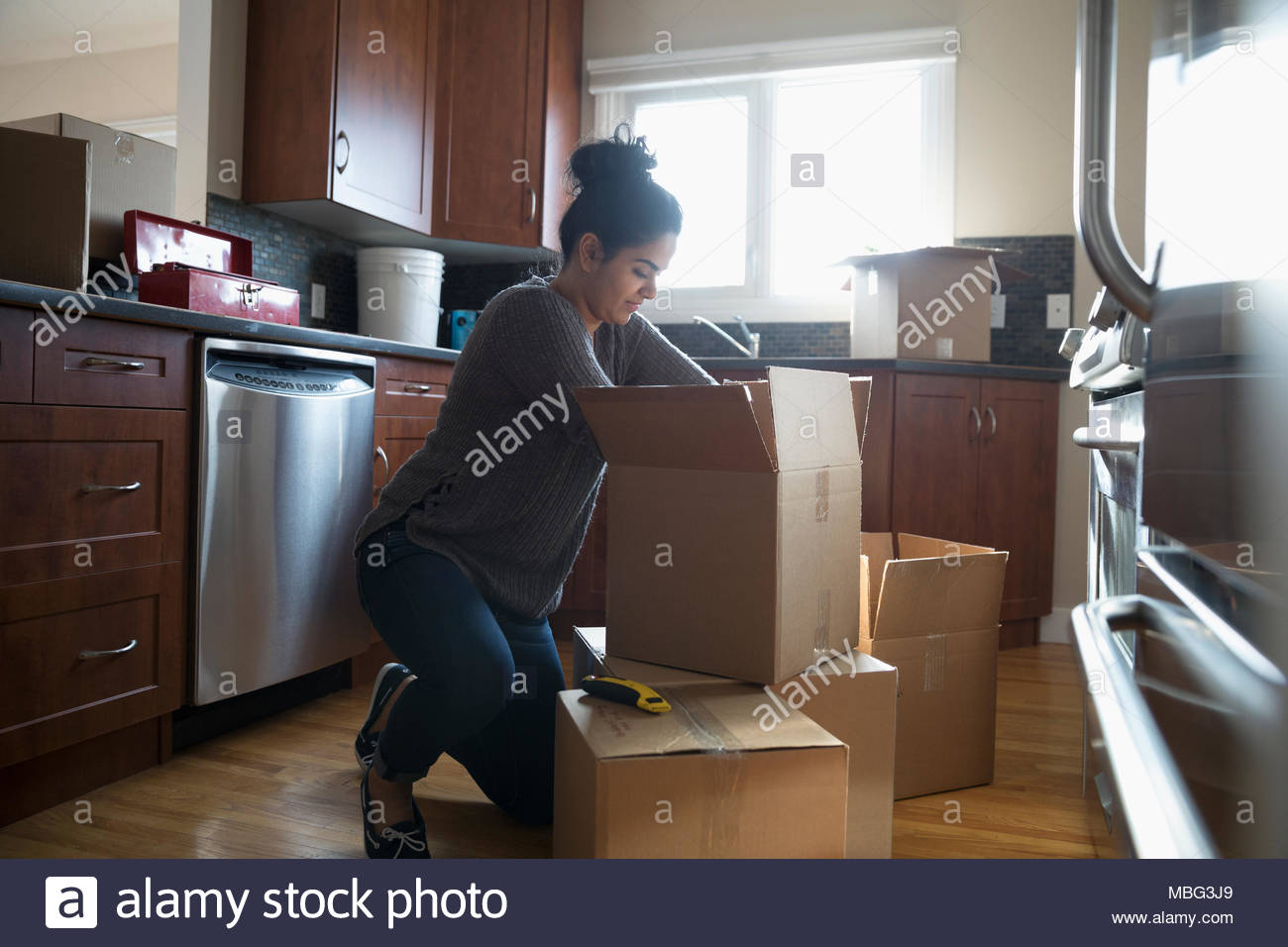 Woman moving house real hi-res stock photography and images - Alamy
