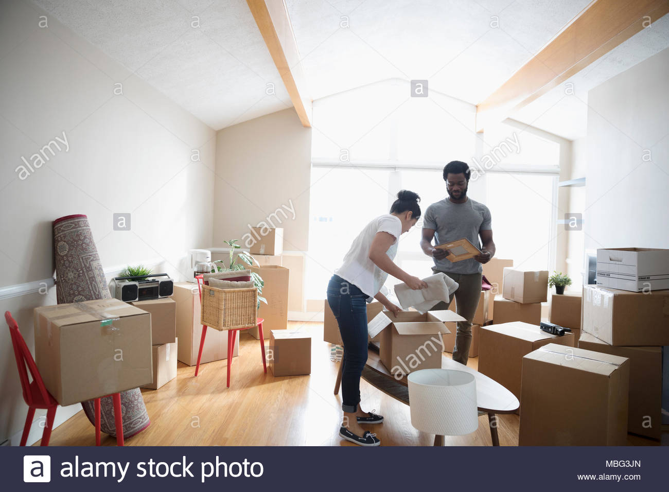 People packing moving boxes hi-res stock photography and images - Alamy
