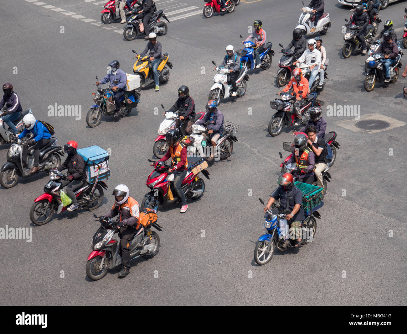 Busy road scooters hi-res stock photography and images - Alamy
