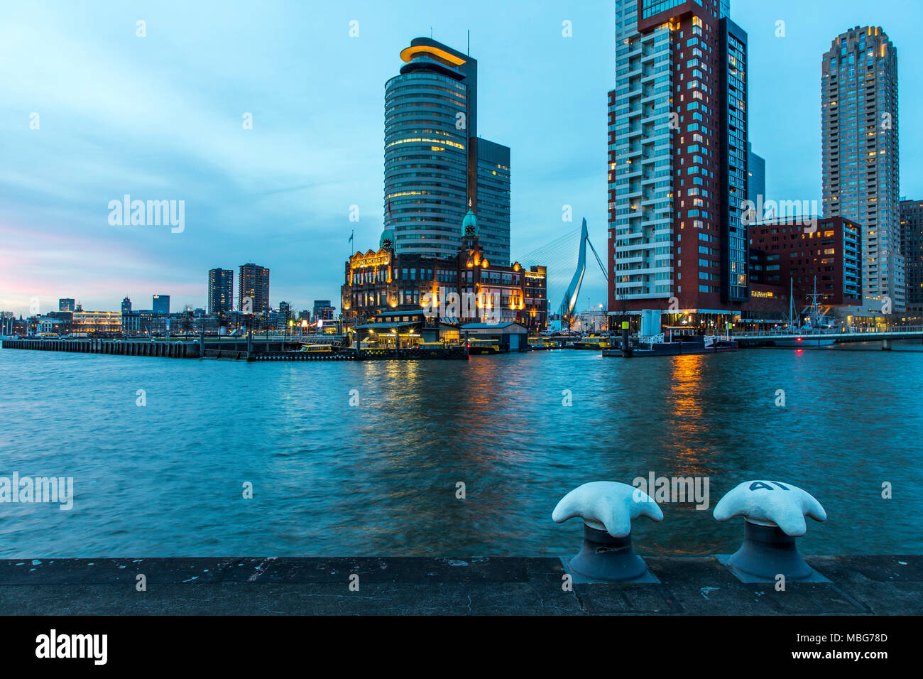 Die Skyline von Rotterdam, an der Nieuwe Maas, Fluss, Hochhäuser am ...