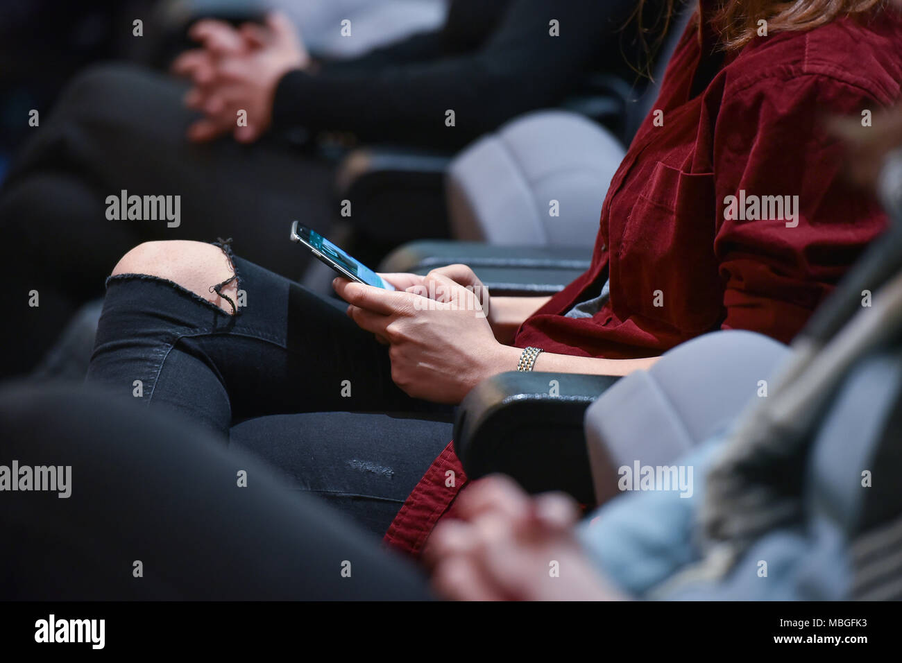 Female hands texting with phone at a conference Stock Photo - Alamy