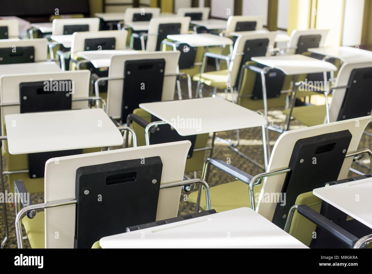 Empty classroom desk hi-res stock photography and images - Alamy