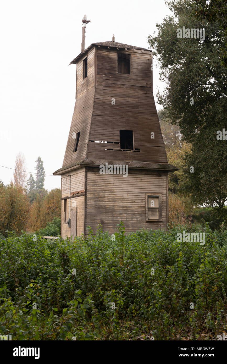 Sacramento River Barn Stock Photo - Alamy