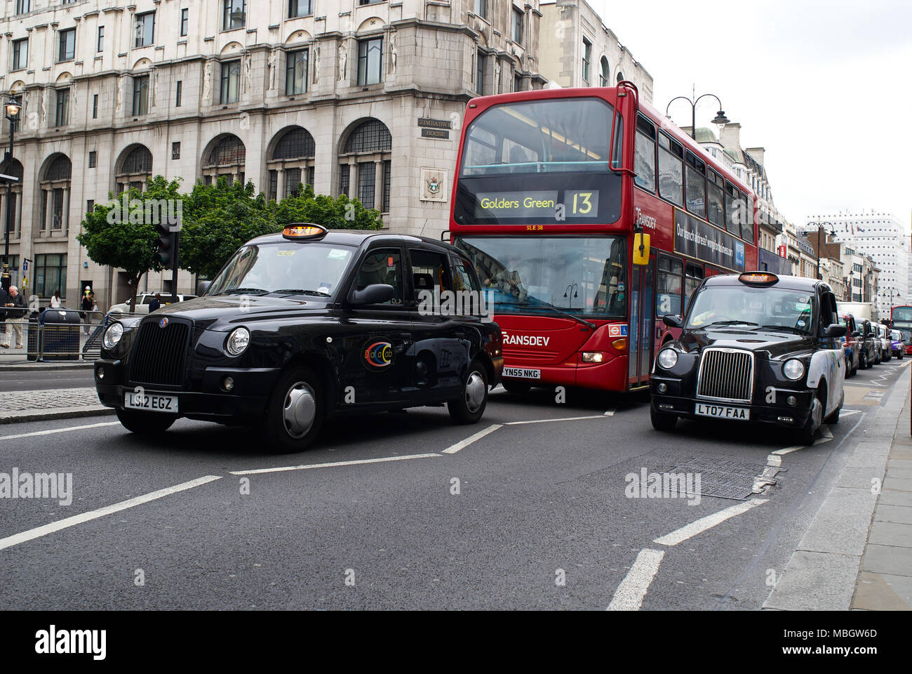 Londons famous black cab hi-res stock photography and images - Alamy