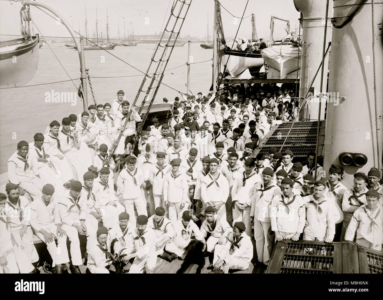 Uss ships hi-res stock photography and images - Alamy