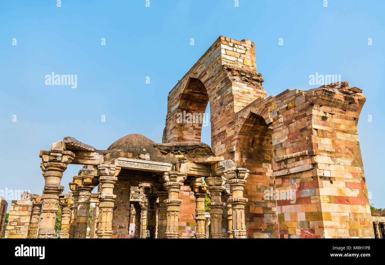 Ruins of Quwwat ul-Islam Mosque at the Qutb complex in Delhi, India ...