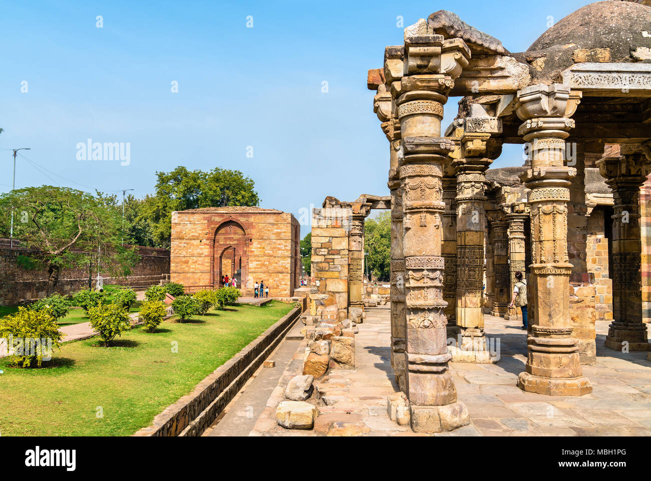 Ruins of Quwwat ul-Islam Mosque at the Qutb complex in Delhi, India ...