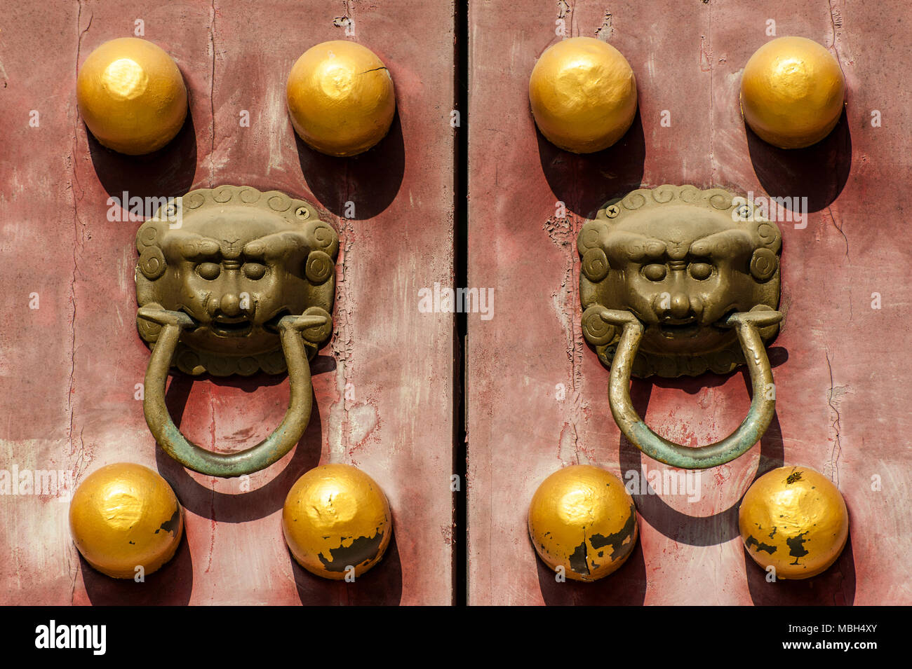 Ancient chinese gate hi-res stock photography and images - Alamy