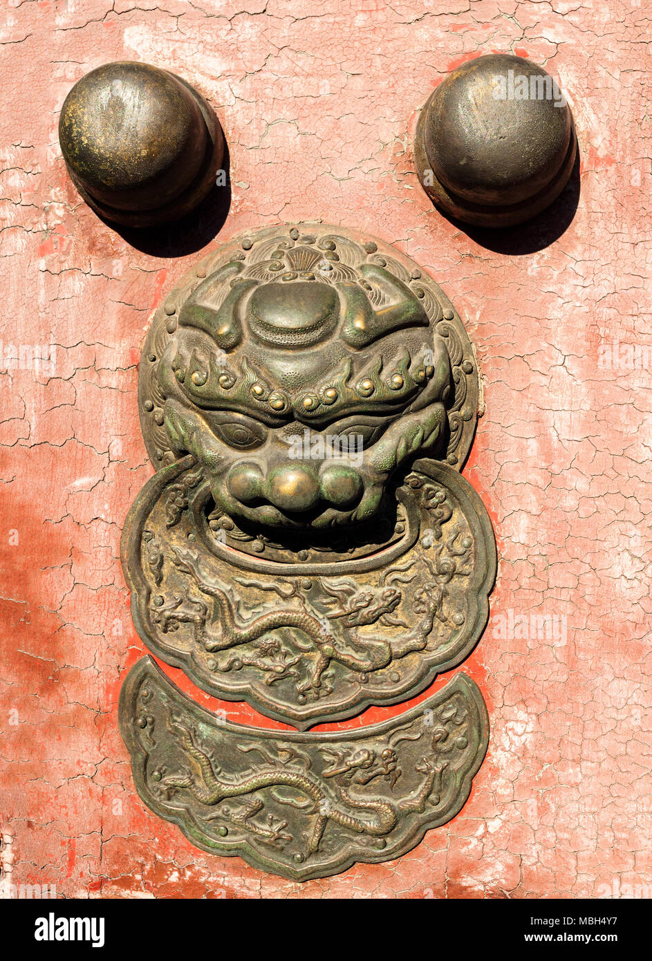 Traditional chinese palace door hi-res stock photography and images - Alamy