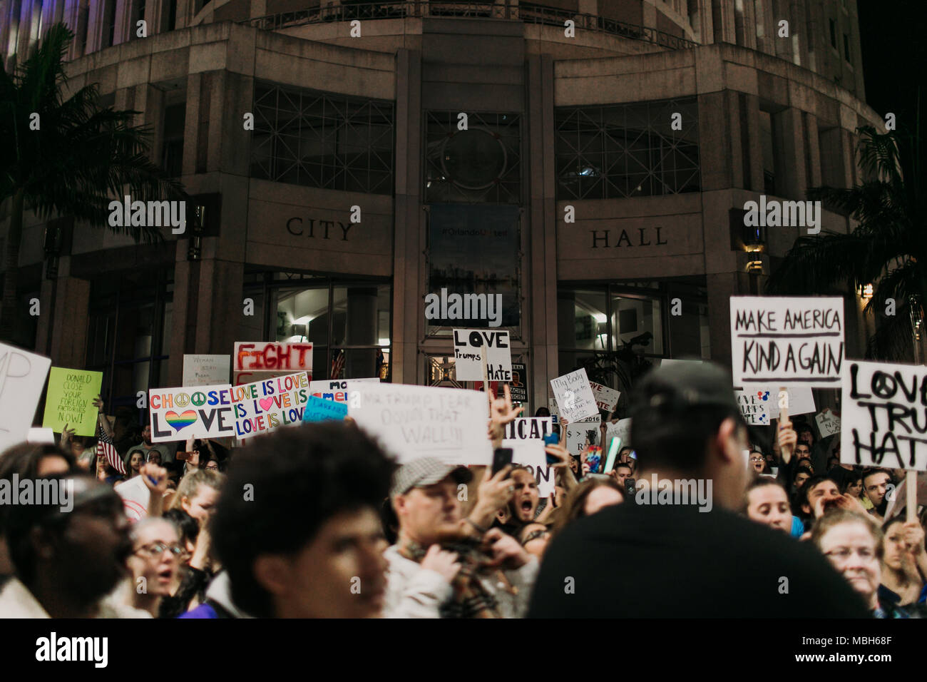 People holding signs hi-res stock photography and images - Alamy