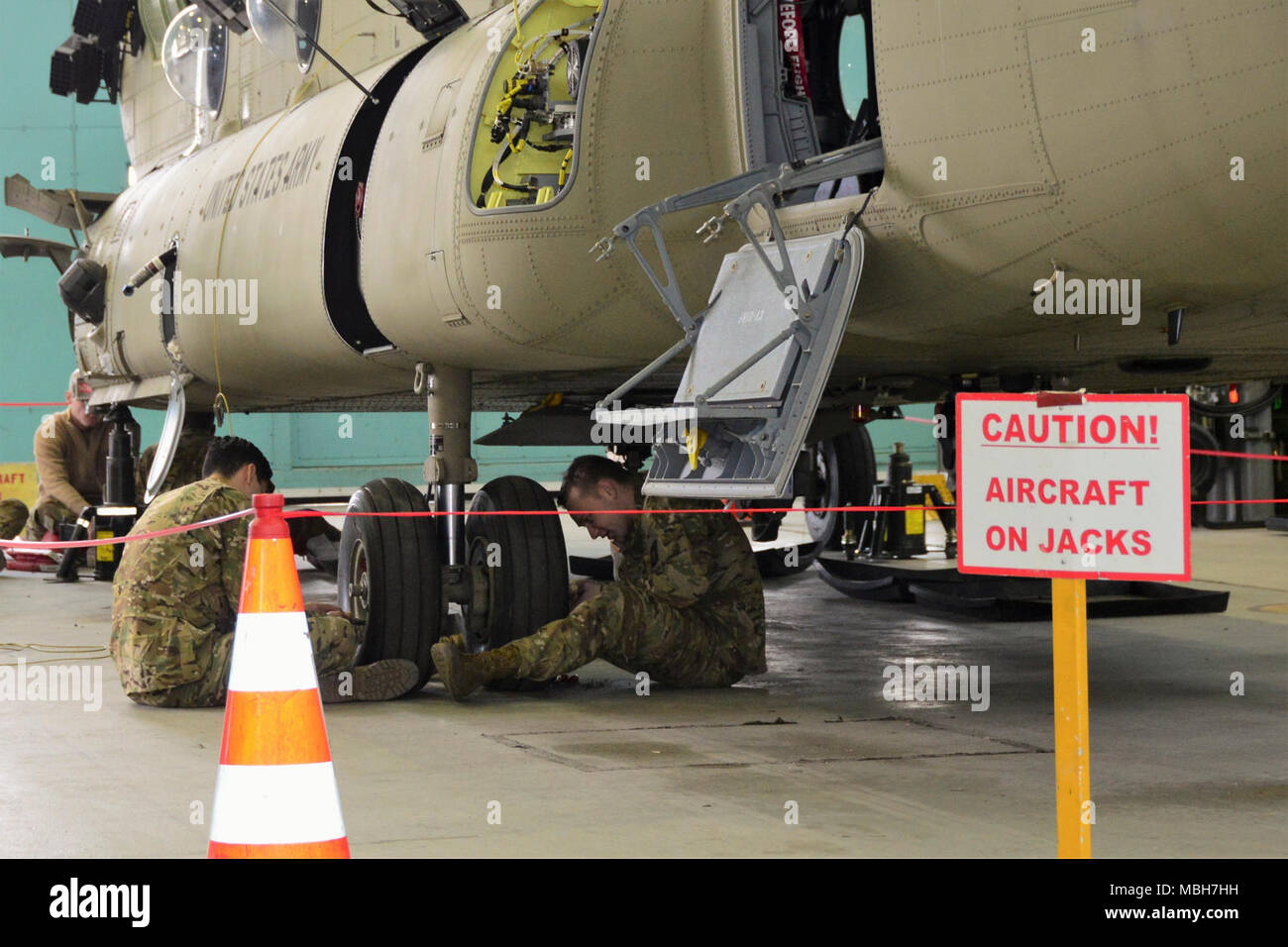 400 hours phase maintenance on an ch 47 chinook helicopter hi-res stock ...