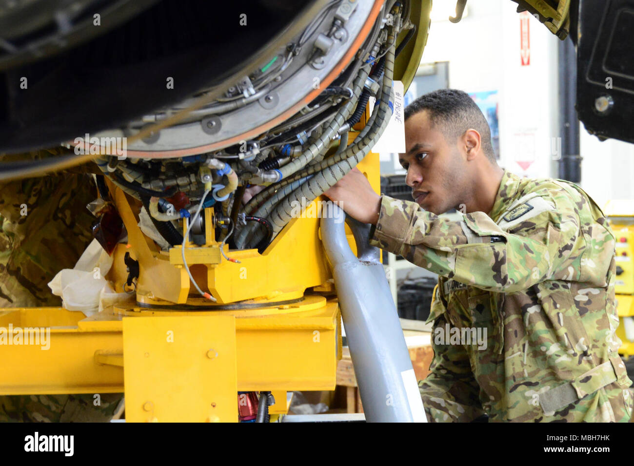 400 hours phase maintenance on an ch 47 chinook helicopter hi-res stock ...
