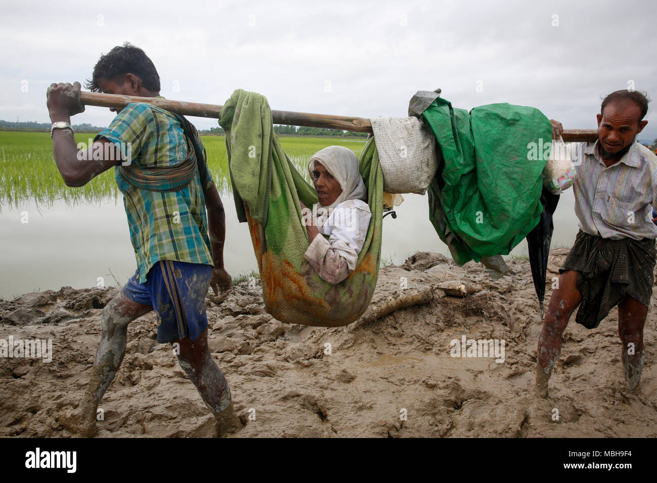Rohingya refugees entered Bangladesh through border points in Ukhia ...