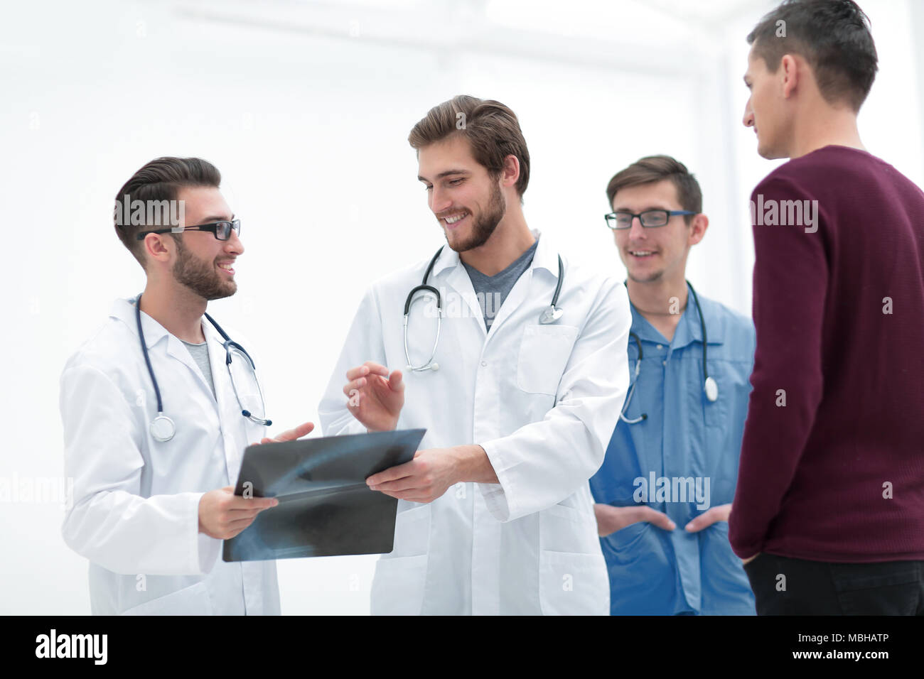 group of doctors discussing a patient's x-ray Stock Photo - Alamy