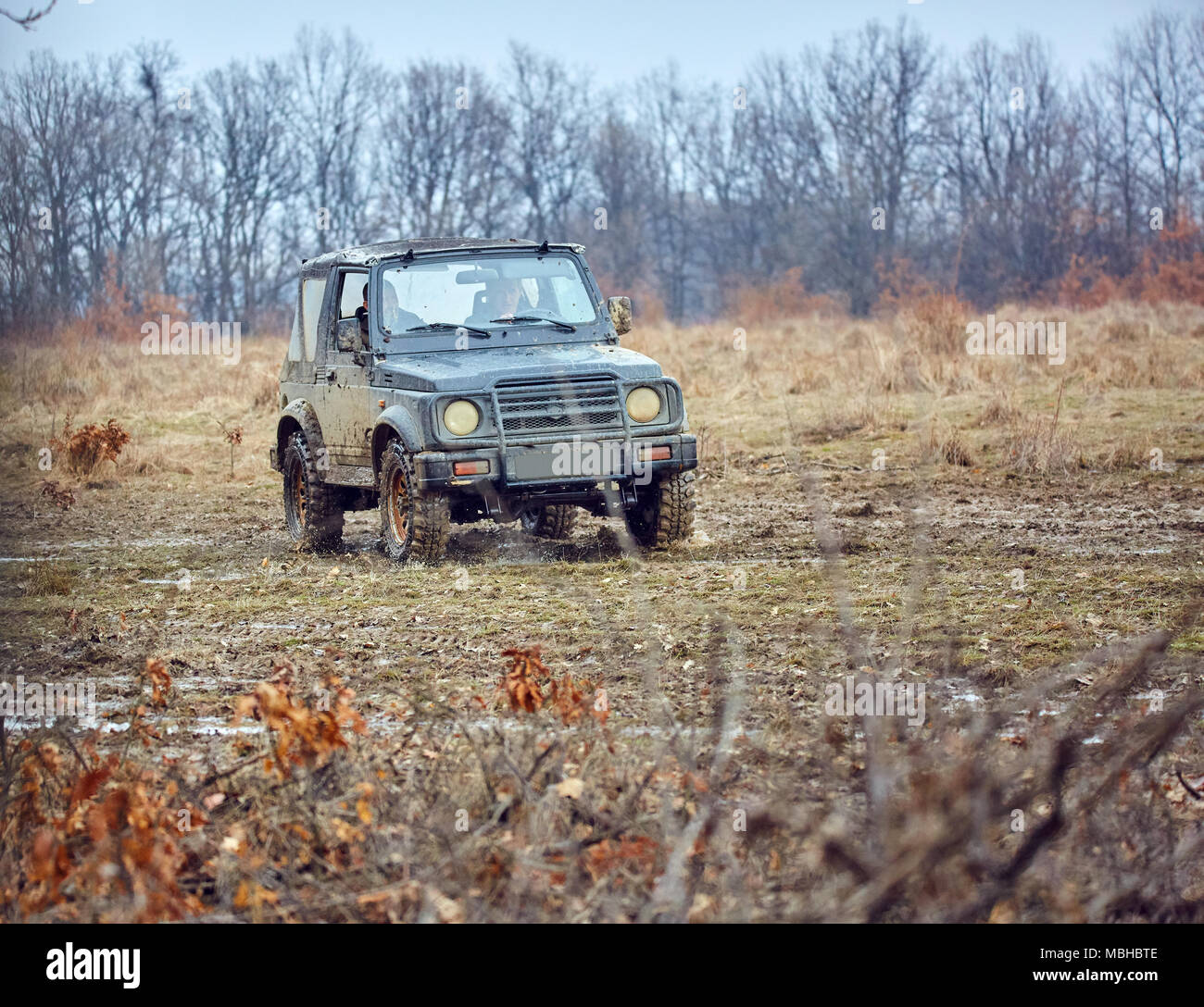 Car going through mud hi-res stock photography and images - Alamy