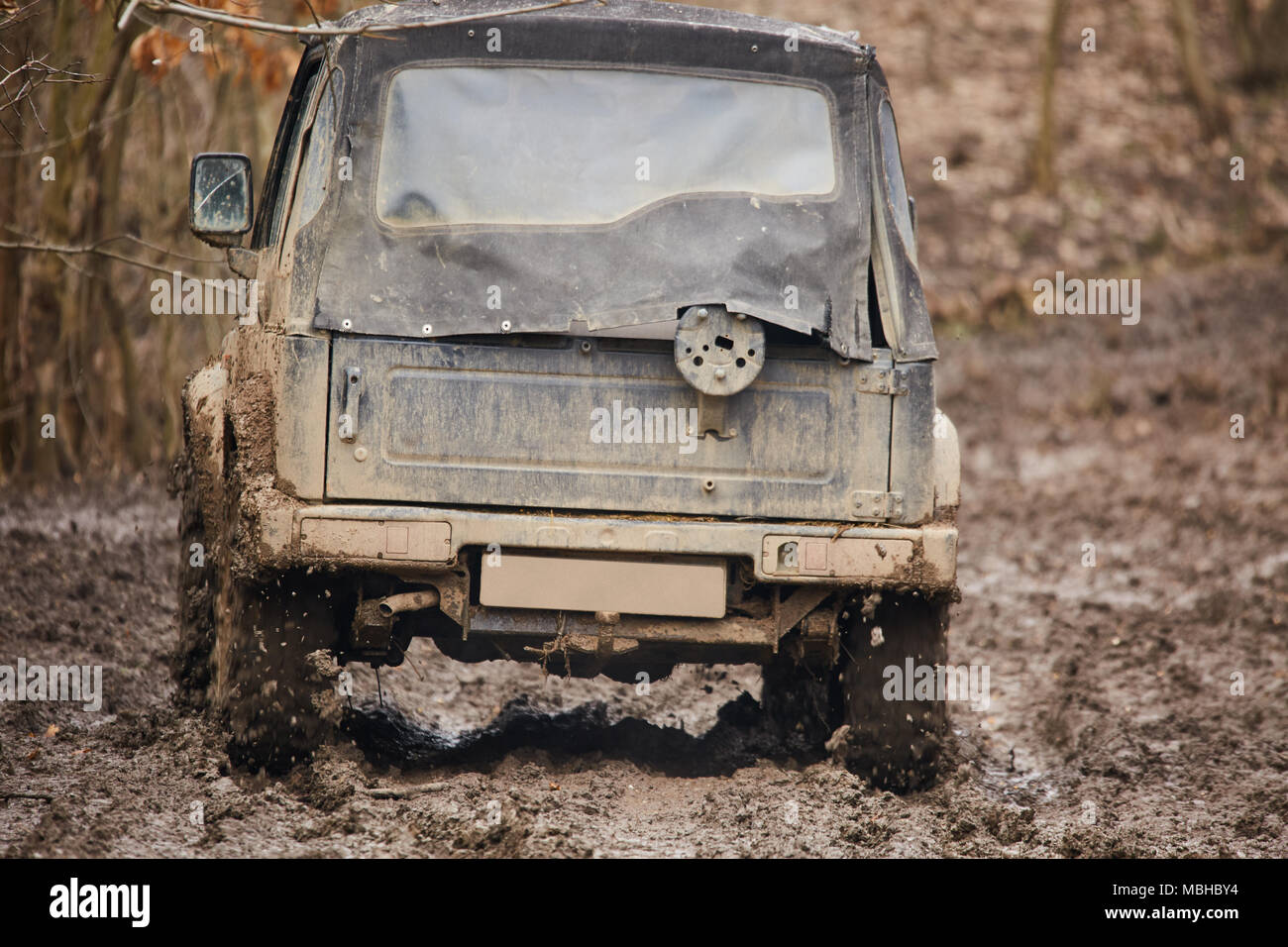 Car going through mud hi-res stock photography and images - Alamy