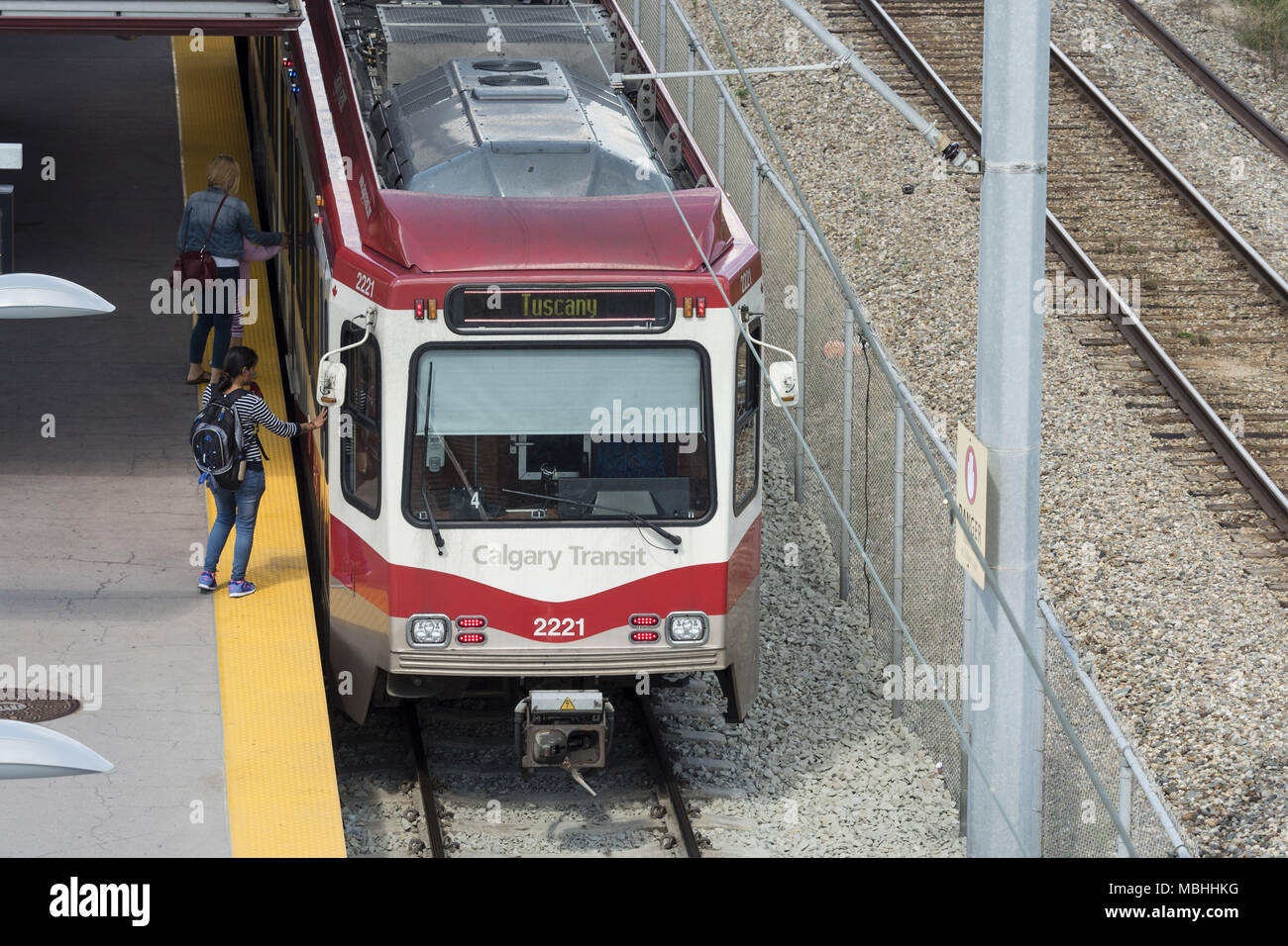 Calgary, Alberta, Canada. 24th Aug, 2016. Passengers board a Calgary ...