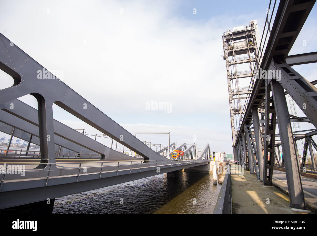 11 April 2018, Hamburg, Germany: View of the Rethe bascule bridge. The ...