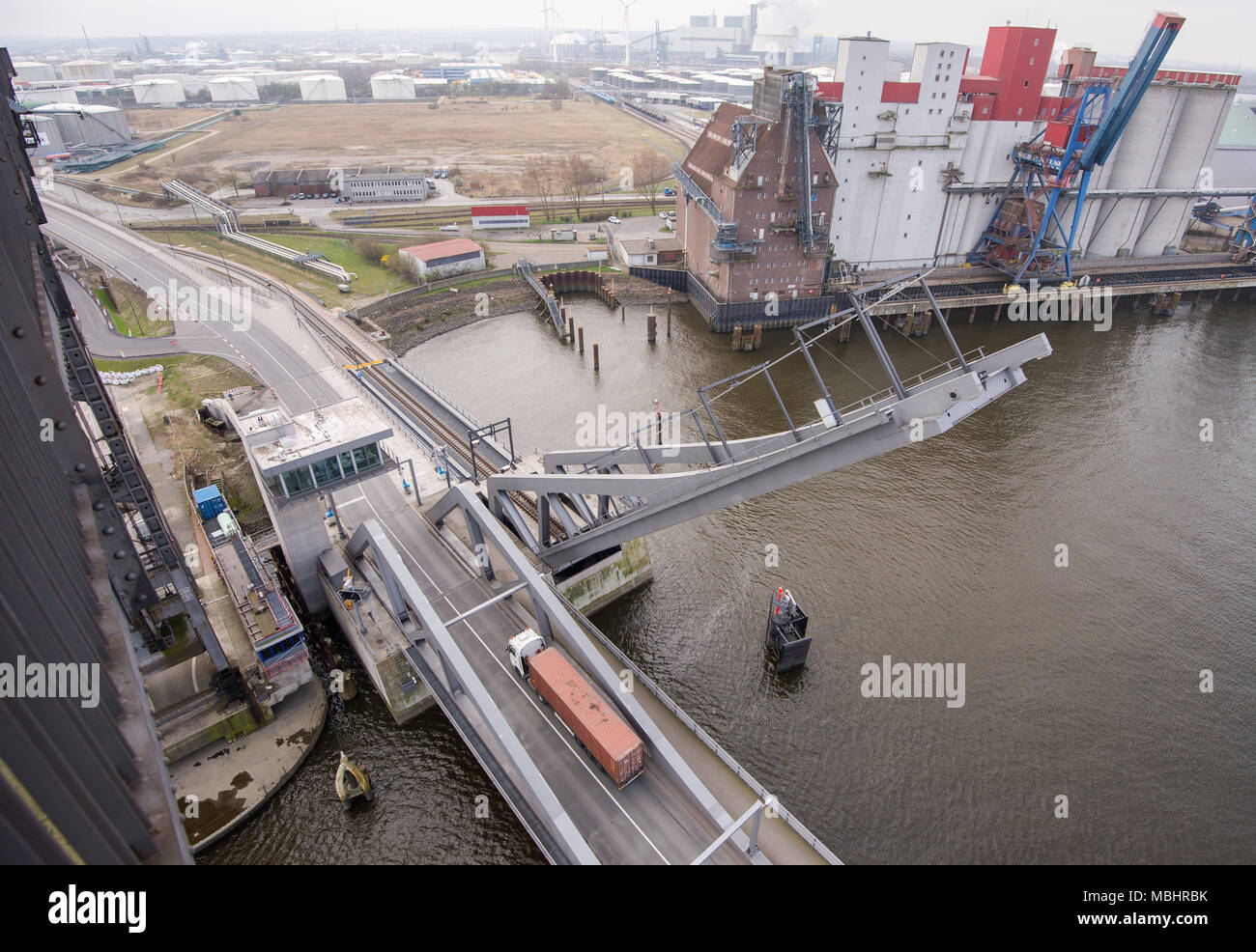 11 April 2018, Hamburg, Germany: View of the Rethe bascule bridge from ...
