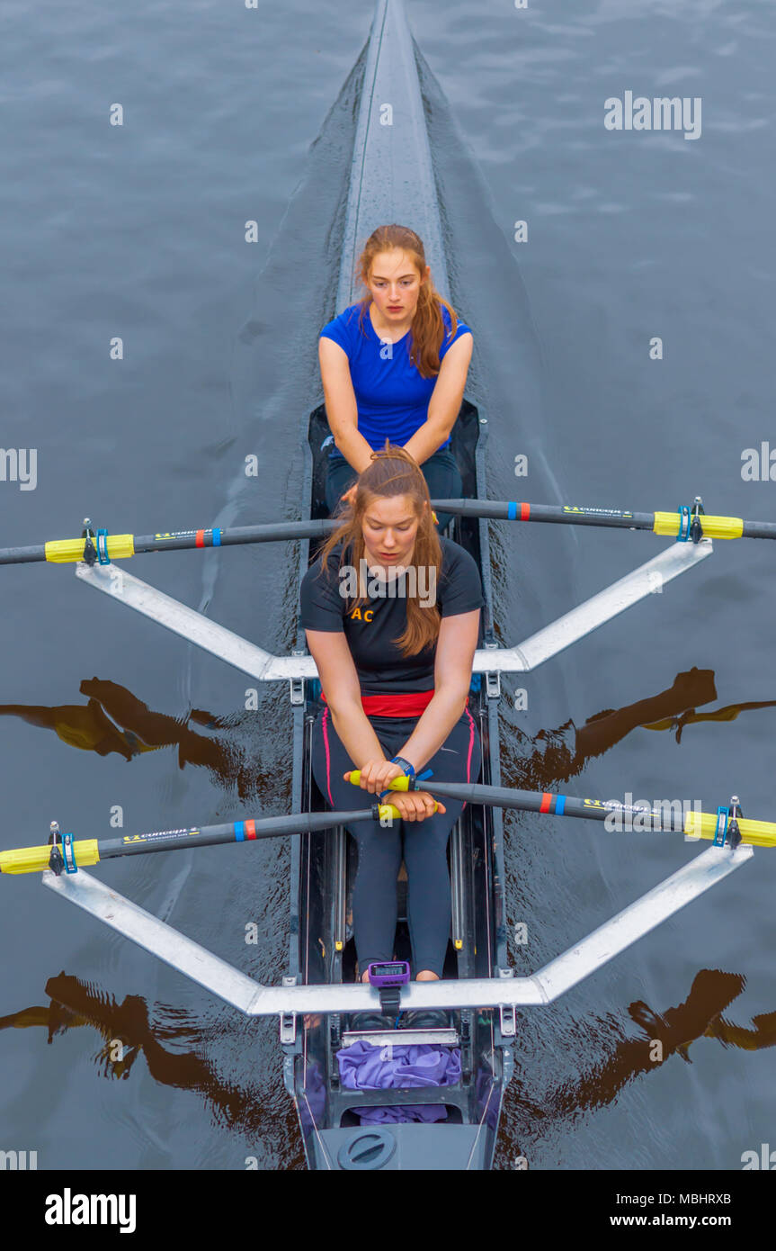 Glasgow, Scotland, UK. 11th April, 2018. UK Weather. Female rowers from ...
