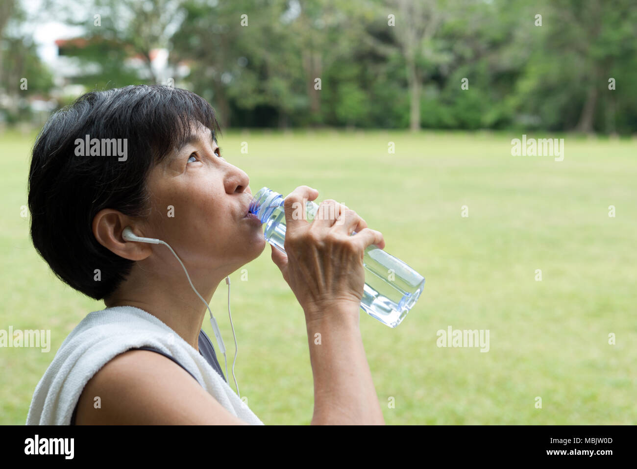 Young female athlete drinking water hi-res stock photography and images ...