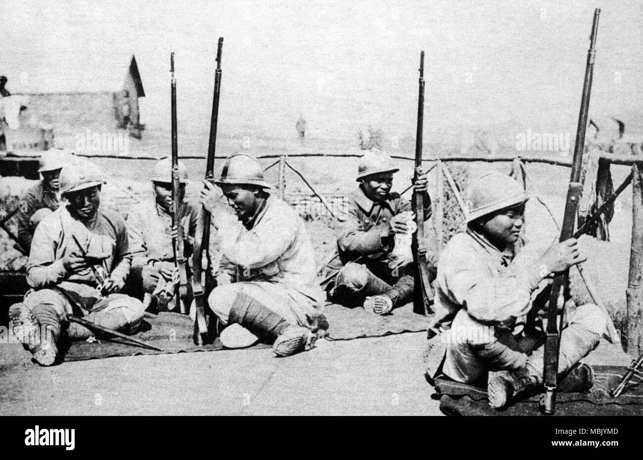 Vietnamese Infantrymen spruce up weapons Stock Photo - Alamy