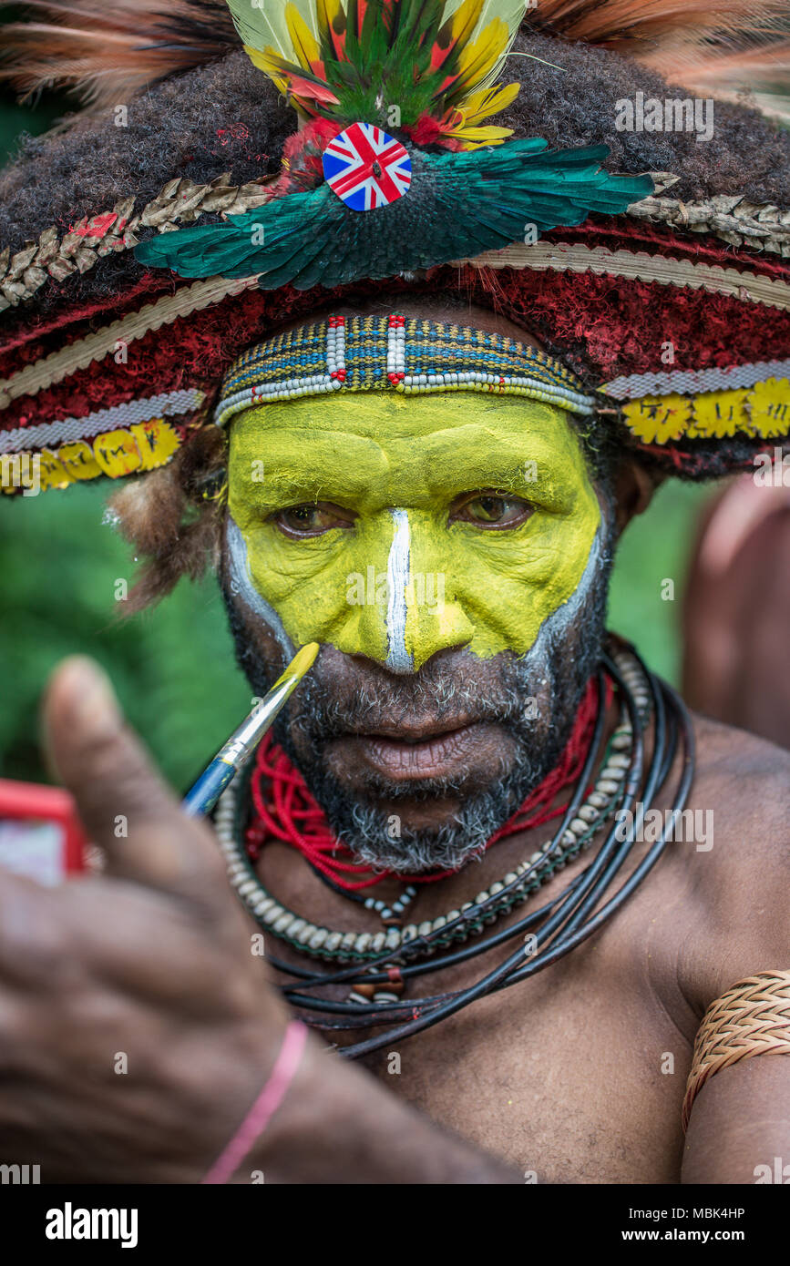 An adult Huli wigman getting ready for a sing-sing show, Tari Valley ...