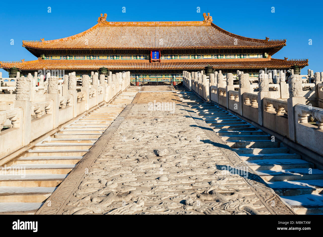 The dragon sculpture in front of TaiHe Hall, Forbidden City, Beijing ...